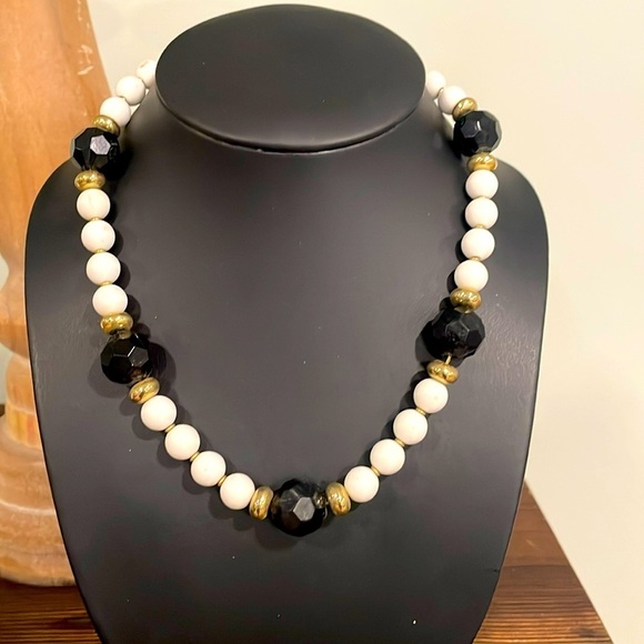 Alabaster | Jewelry | Vintage Alabaster Black And White Beaded Necklace ...